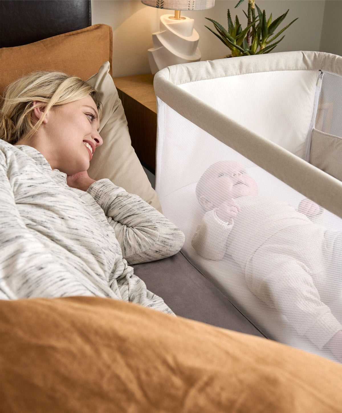 Lua Bedside Crib and Sheet Bundle - Fawn/White – Mamas & Papas UK
