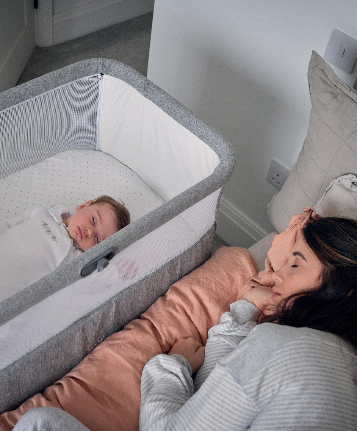 Lua Bedside Crib and Sheet Bundle - Grey/White – Mamas & Papas UK