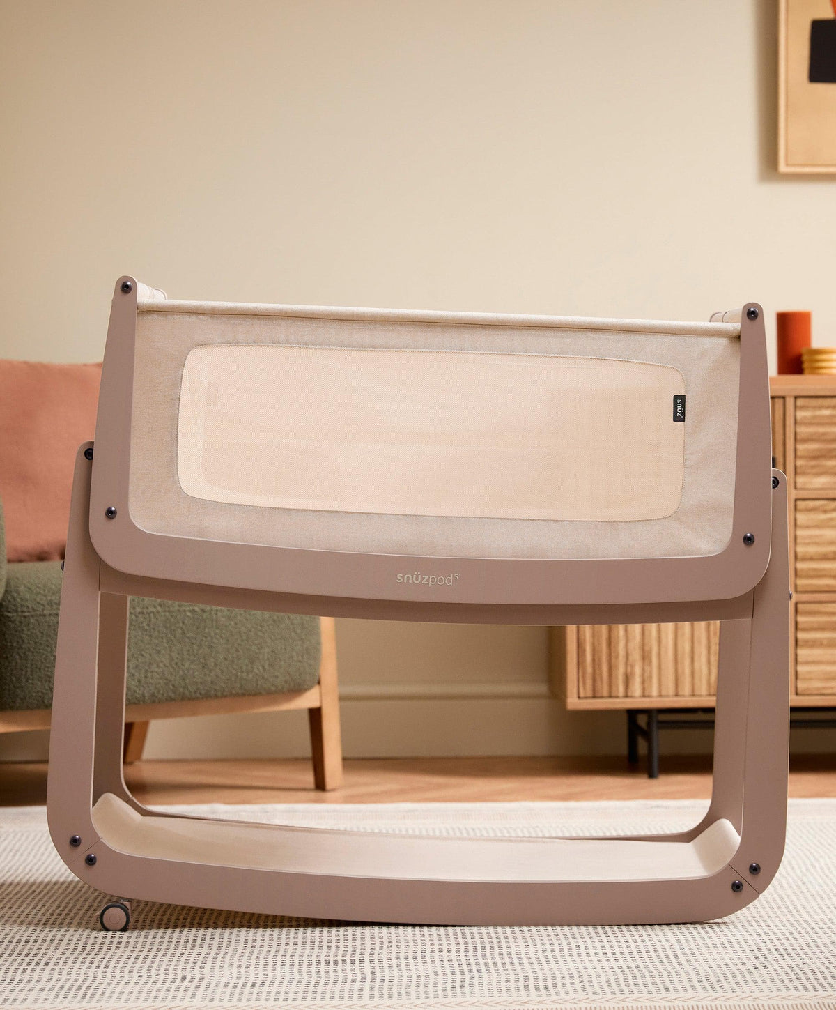 SnuzPod 5 Bedside Crib - Mocha – Mamas & Papas UK