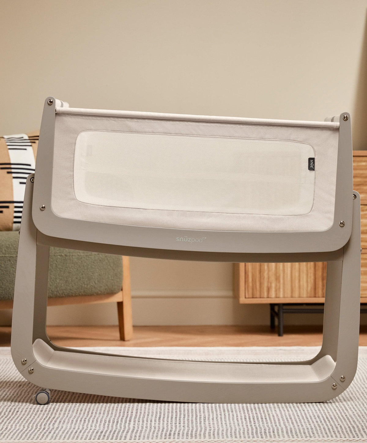 SnuzPod 5 Bedside Crib - Pebble – Mamas & Papas UK